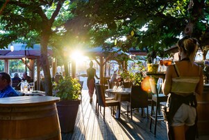 Pequenos-almoços servidos, cozinha local e internacional 