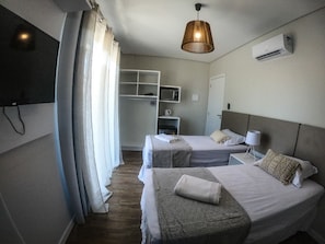 Quarto casal superior, 1 quarto | Cortinas blackout, ferros/tábuas de passar roupa, Wi-Fi de cortesia