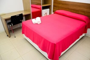 Suite Deluxe, várias camas, não fumadores, Vista para a cidade | 15 quartos, minibar, com decoração personalizada 
