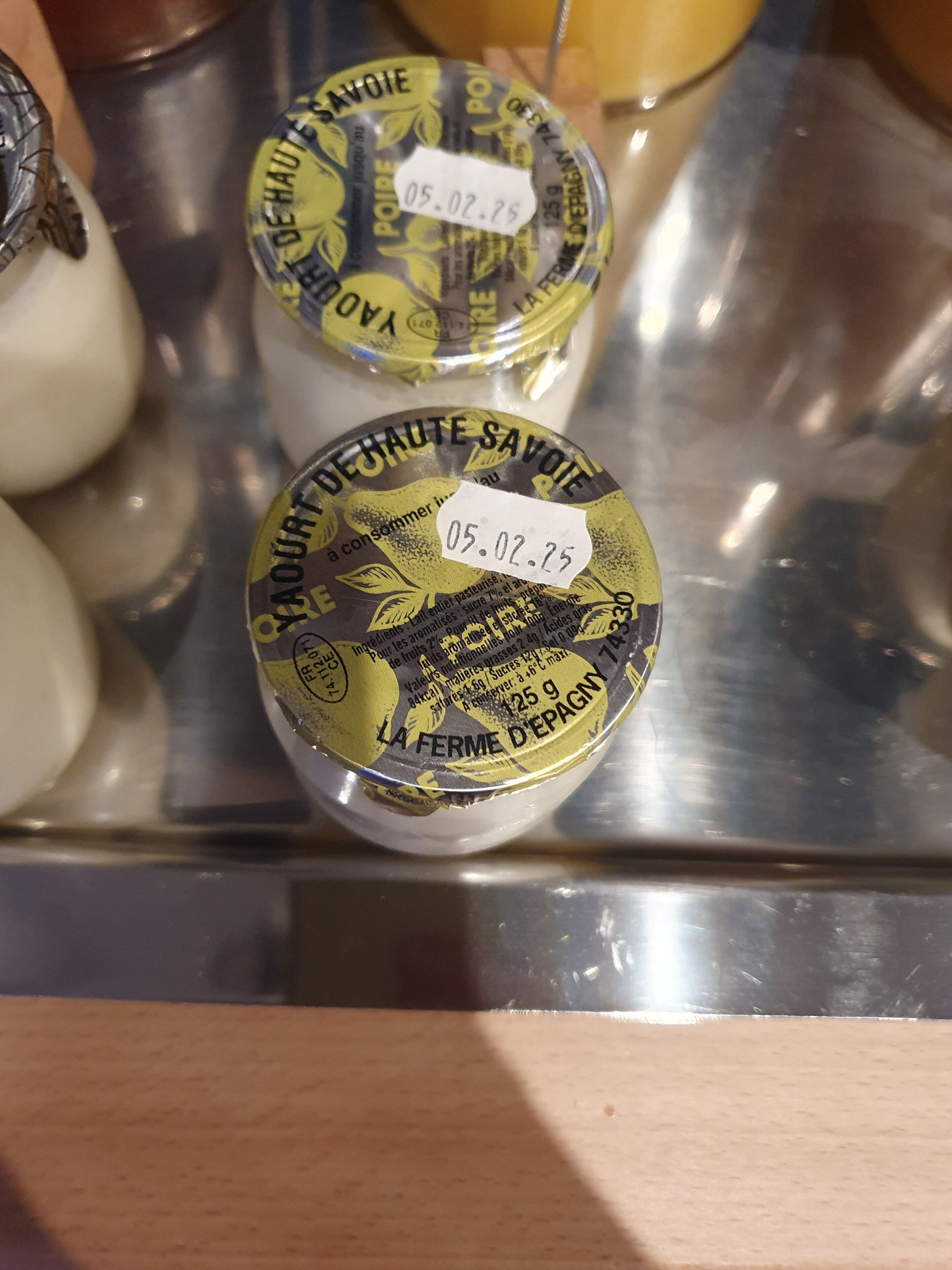 Duas embalagens de La Ferme D'Epagnin sobre uma superfície metálica.
