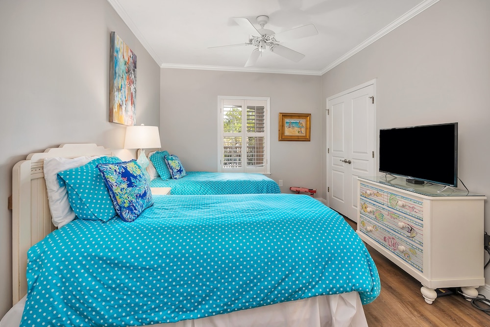 Luxurious Oceanfront Condominium Great For Groups! Ocean Views, Beach Access And Pool - St. Simons Island, GA