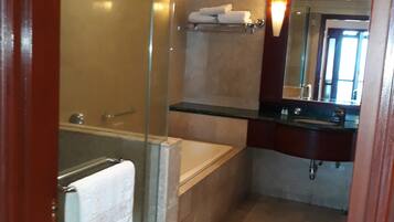 Studio Apartment | Casa de banho | Uma combinação polibã/banheira, artigos de higiene pessoal grátis