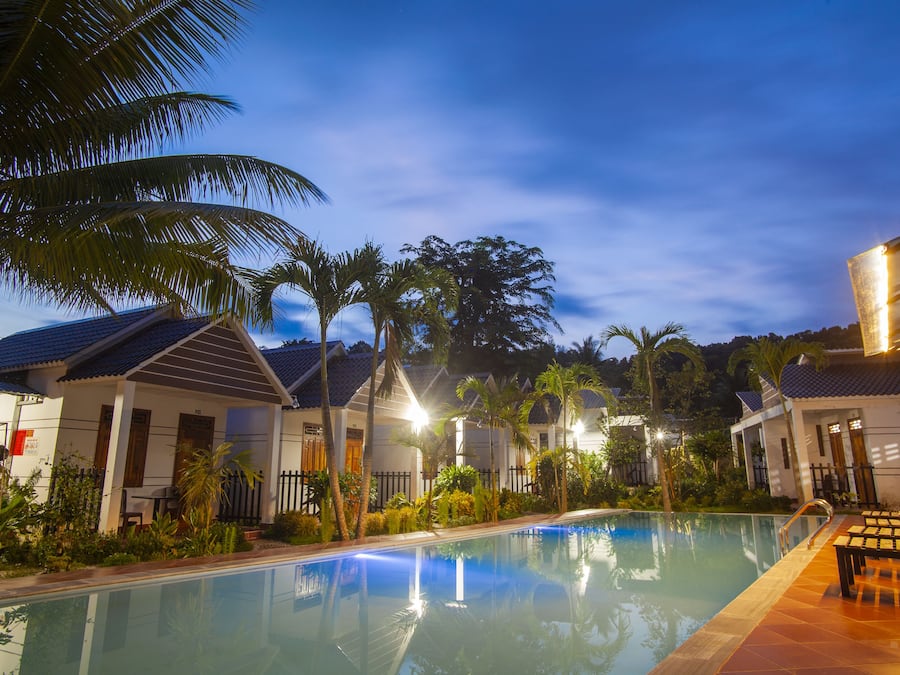 Piscina externa sazonal, funciona das 6h às 22h, guarda-sóis