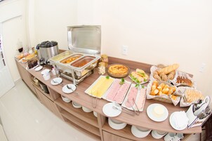 Café da manhã com buffet grátis todos os dias