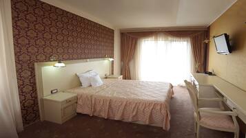 Apartamento superior, 1 cama King, para não fumantes | Cofres nos quartos, individualmente decorados