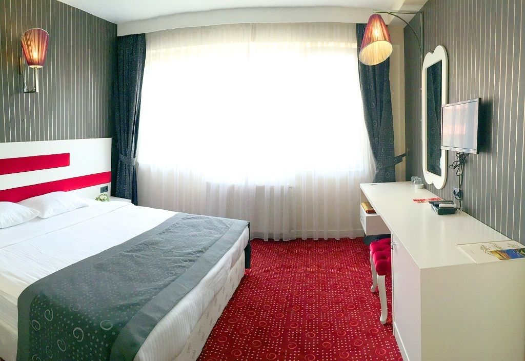 Quarto duplo standard, para fumantes | Escrivaninha, quartos à prova de som, berços grátis, Wi-Fi de cortesia