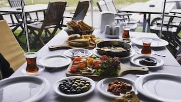 Café da manhã com buffet grátis todos os dias
