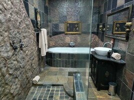 Quarto executivo (with Bath & Shower) | Banheiro | Produtos de toalete grátis, secador de cabelo, toalhas de banho