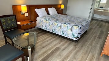 Quarto, 1 cama queen-size, não fumadores | Secretária, Wi-fi grátis, roupa de cama fornecida