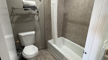 Quarto, 1 cama queen-size, não fumadores | Casa de banho | Uma combinação polibã/banheira, toalhas fornecidas, sabão, champô