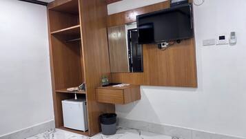 Quarto Duplo Deluxe, sem janelas | Cofre no quarto, Wi-fi grátis, roupa de cama fornecida