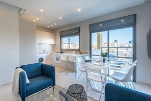 Apartamento Royal, 3 quartos, não fumadores, Vista para a cidade | Sala de estar | TV de ecrã plano 