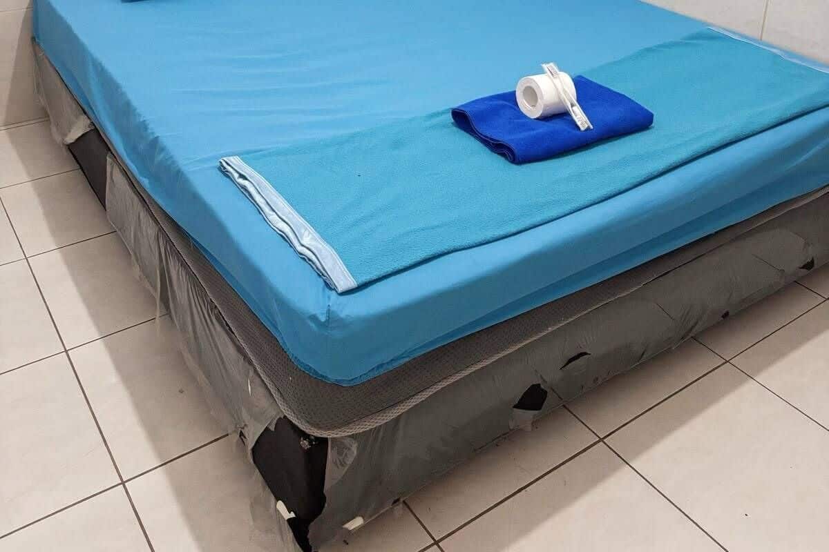 Secretária, Wi-fi, roupa de cama fornecida