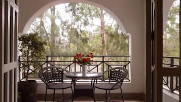 Quarto casal, vista para o jardim | Individualmente decorados, individualmente mobiliados, escrivaninha