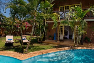 Piscina exterior, espreguiçadeiras 