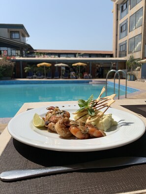 2 restaurantes: servem pequenos-almoços, almoços e jantares