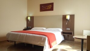 Quarto Premium, 1 cama de casal | Minibar, cofre no quarto, secretária, cortinas/cortinados opacos 