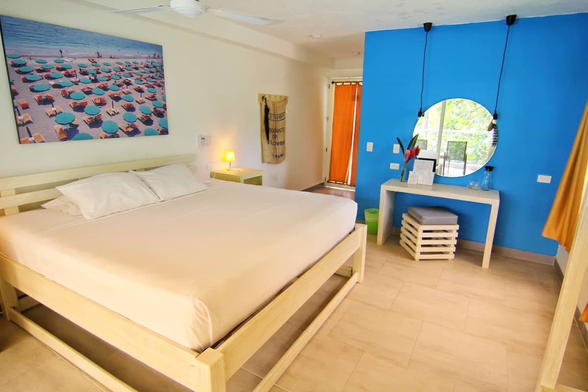 Quarto standard, 1 cama King, para não fumantes, vista para o jardim | Cofres nos quartos, escrivaninha, cortinas blackout, berços grátis