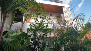 Um edifício de vários andares com varanda e escadaria.