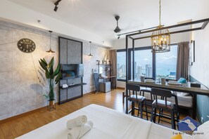 Suíte estúdio superior, vista para o mar | Individualmente decorados, individualmente mobiliados, cortinas blackout