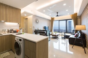 Apartamento superluxo, 2 quartos, vista para o mar (A-31-1) | Cozinha americana privada | Geladeira