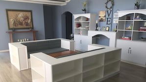 Uma sala de estar moderna com sofá embutido, lareira e estante.