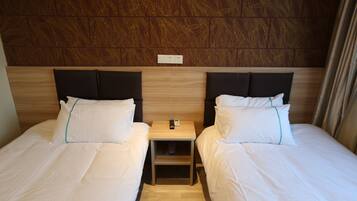 Quarto Twin Standard | Secretária, cortinas/cortinados opacos, Wi-fi grátis