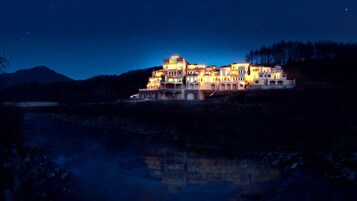 Fachada da propriedade à noite