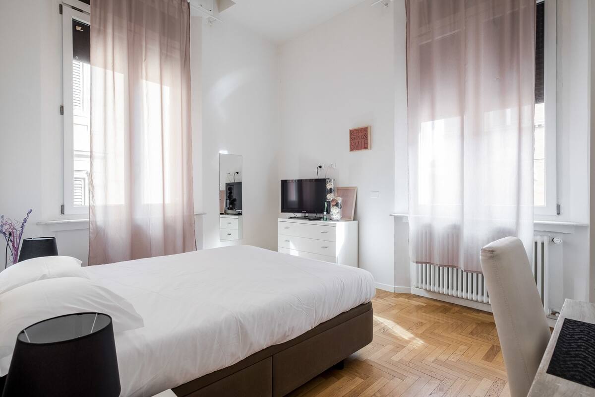 Quarto Clássico, 1 cama queen-size | Secretária, cortinas/cortinados opacos, camas desdobráveis 