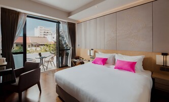 Premier King Room | Frigobar, cofres nos quartos, escrivaninha