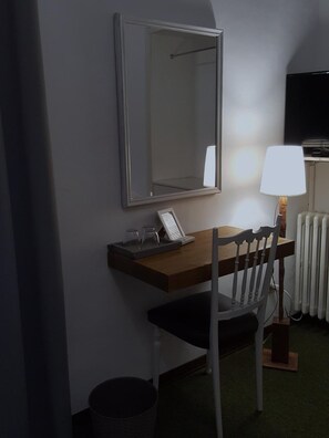 Escrivaninha, cortinas blackout, quartos à prova de som