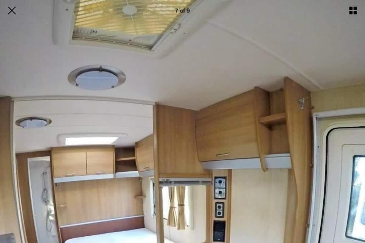 Cofres nos quartos, cortinas blackout, quartos à prova de som