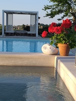 2 piscinas exteriores, guarda-sóis, espreguiçadeiras
