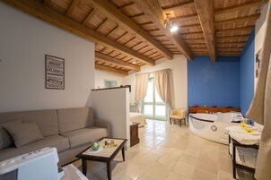 Suite-Estúdio Exclusiva, banheira de hidromassagem, vista para o jardim (Walter) | Roupa de alta qualidade, secretária, cortinas/cortinados opacos
