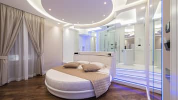 Suite-Estúdio Premium, banheira de hidromassagem | Lençóis italianos Frette, roupa de alta qualidade, edredões de penas