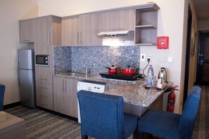 Estúdio premium, 1 cama King | Espaço de cozinha compartilhada | Frigobar, chaleira elétrica