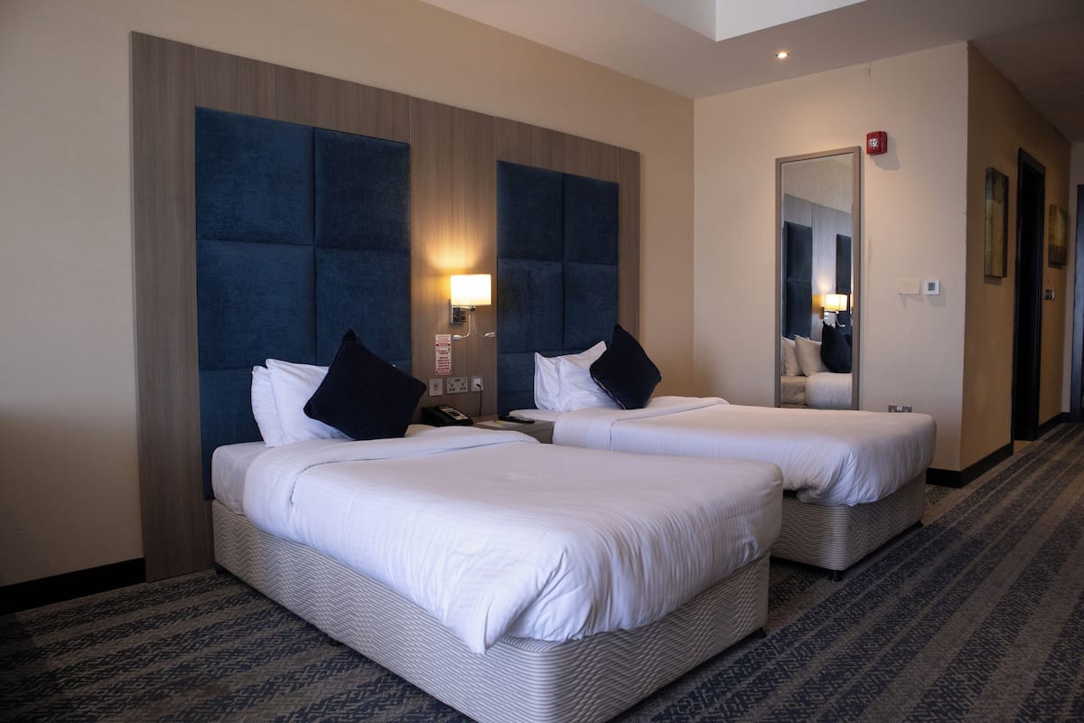 Quarto duplo luxo, 2 camas de solteiro | Frigobar, cofres nos quartos, individualmente mobiliados, escrivaninha