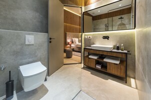 Quarto Duplo Deluxe | Casa de banho | Um polibã, um secador de cabelo, Piso aquecido (casa de banho)