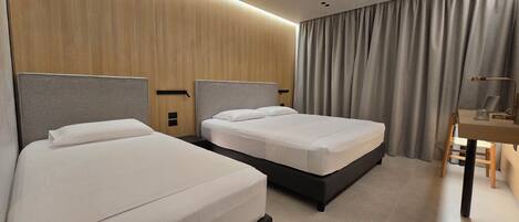 Roupas de cama antialérgicas, frigobar, cofres nos quartos, escrivaninha