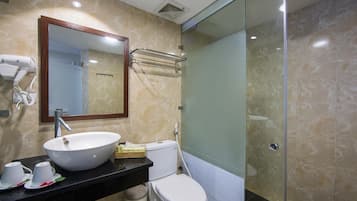 Quarto (4 hours Dayuse) | Casa de banho | Um polibã, artigos de higiene pessoal grátis, um secador de cabelo