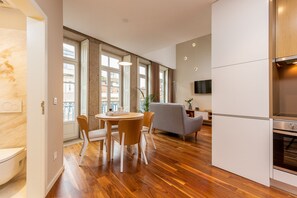 Dúplex, 1 quarto (4A) | Sala de estar | TV de ecrã plano 