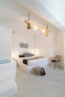 Suíte júnior, banheira de hidromassagem, vista para o jardim | Roupas de cama premium, edredons de pluma