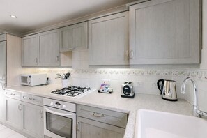 Geladeira grande, micro-ondas, fogão