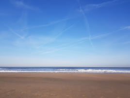 Perto da praia, praia de areia branca