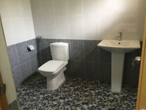Quarto casal, para fumantes, banheiro compartilhado | Banheiro | Chuveiro, chuveiro com efeito de chuva, toalhas de banho 