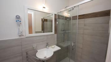 Quarto casal, terraço, vista para o mar | Banheiro | Chuveiro, produtos de toalete grátis, secador de cabelo, bidê