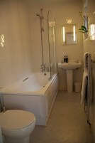 Chuveiro, produtos de toalete grátis, secador de cabelo 