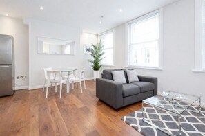 Apartamento, 1 quarto | Área de estar | TV de tela plana, DVD player