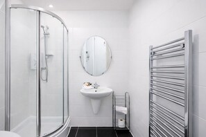 Apartamento, 1 quarto | Casa de banho | Um polibã, um secador de cabelo, toalhas fornecidas
