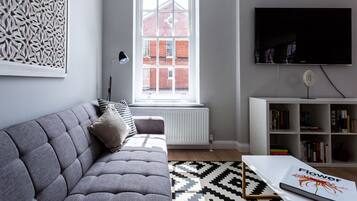 Apartamento luxo, 2 quartos | Área de estar | TV de tela plana 32 polegadas com canais via satélite, TV